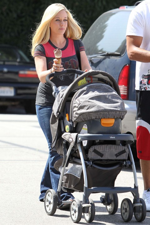 Kendra Wilkinson de paseo con su bebé | Ricosyfamosos.org « Noticias de famosos
