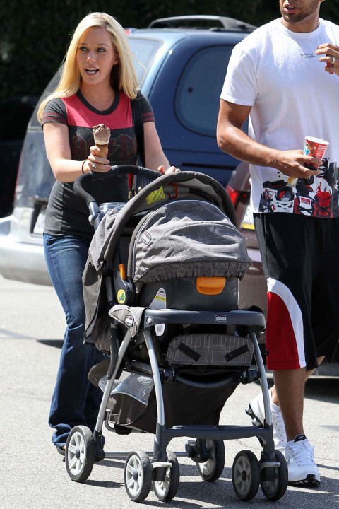 Kendra Wilkinson de paseo con su bebé | Ricosyfamosos.org « Noticias de famosos