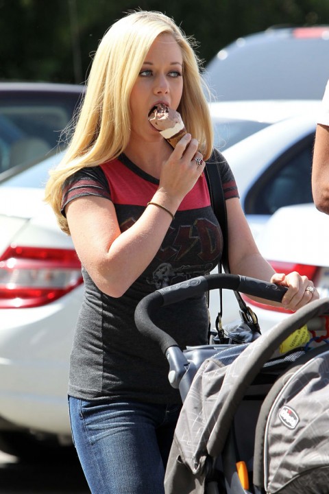 Kendra Wilkinson de paseo con su bebé | Ricosyfamosos.org